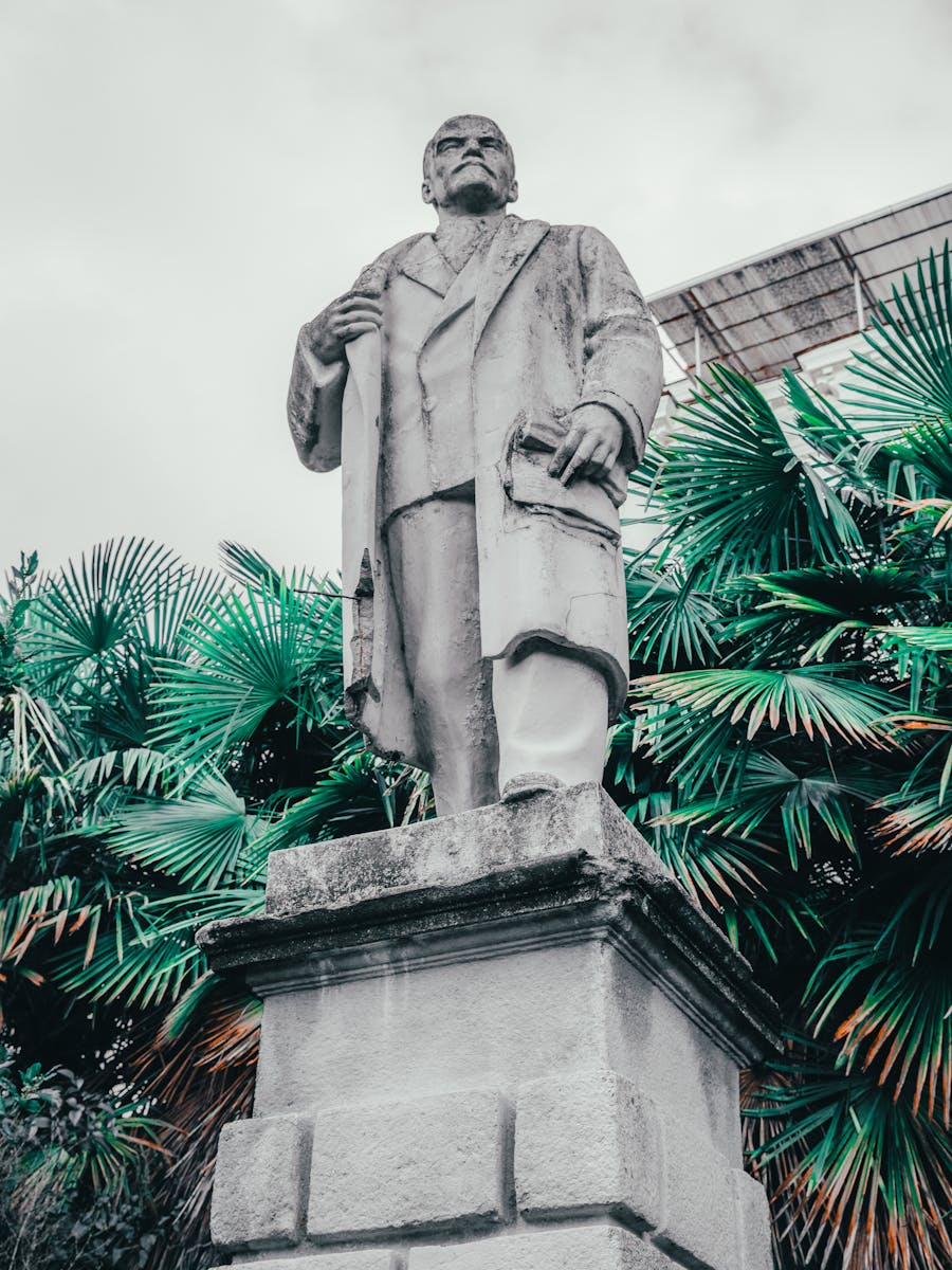 Lenin vs Stalin: Comparing Two Revolutionary Leaders – Onestepguide